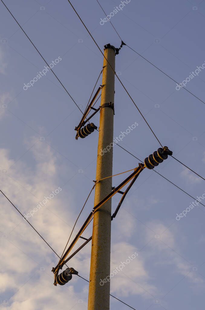 Pilón de líneas eléctricas de alto voltaje en el fondo del cielo en las ...