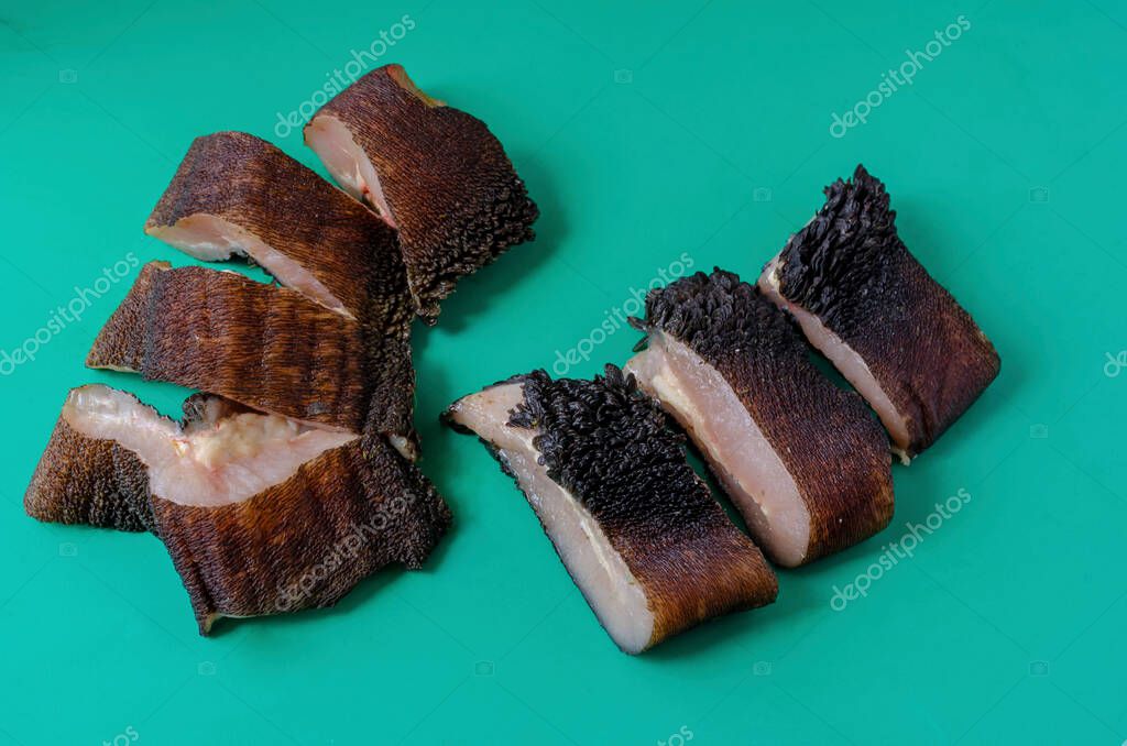 Trozos de estómago de vaca cruda en turquesa. Trozos aleatorios Tripa ...