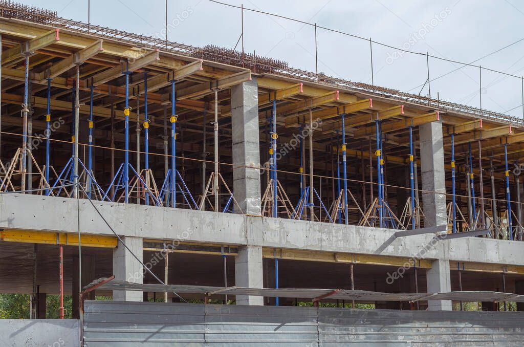 Construcci n de un edificio monol tico de hormig n de varios pisos. Muchas vigas y pilares de ...