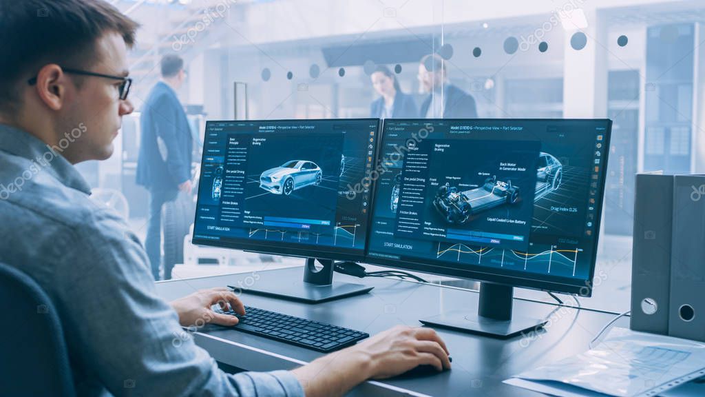 Ingeniero profesional trabaja en una computadora con un software CAD 3D y prueba el prototipo de ...