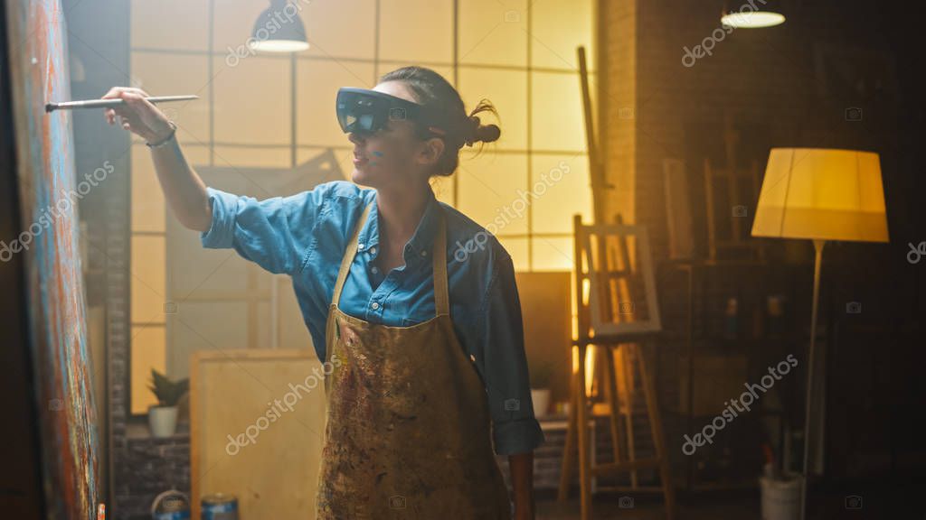 Talentosa artista femenina que usa auriculares de realidad aumentada ...