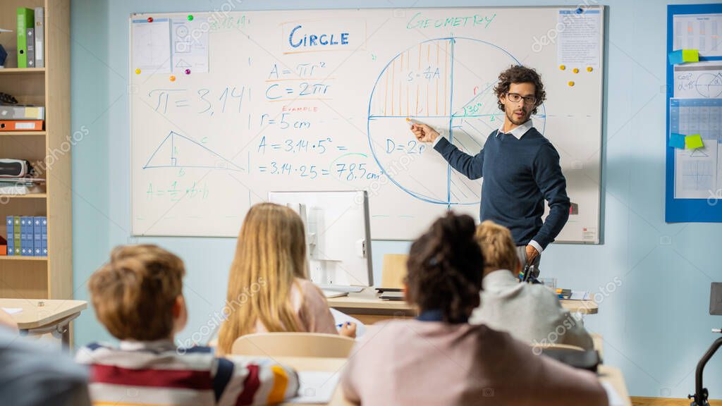 Shot of Teacher Explicando Lección a Aula Llena de Diversos Niños ...
