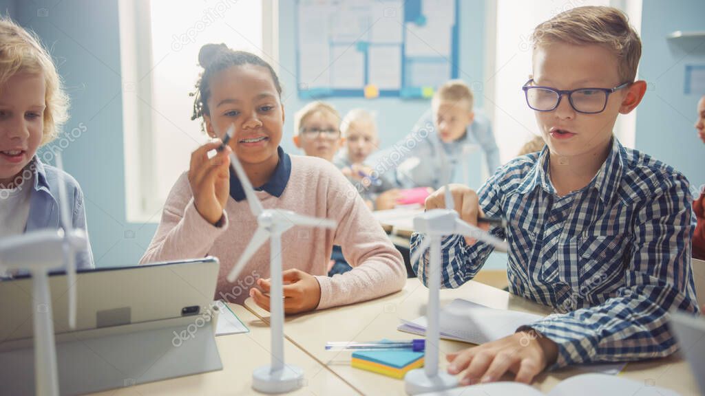 En la Escuela Primaria: Clase de Niños Brillantes Trabajan en Equipo ...