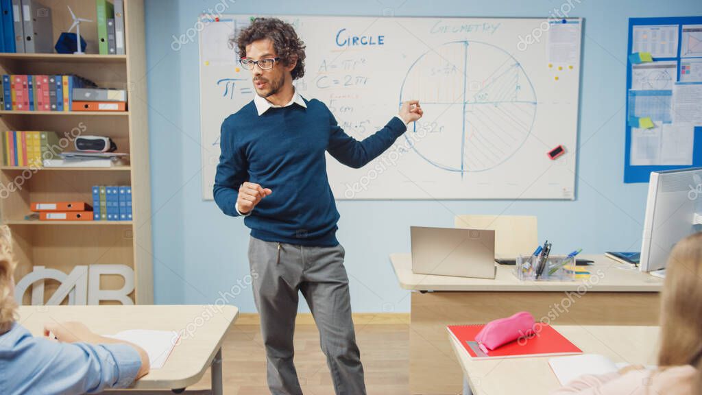 Retrato del maestro explicando la lección al aula llena de diversos ...