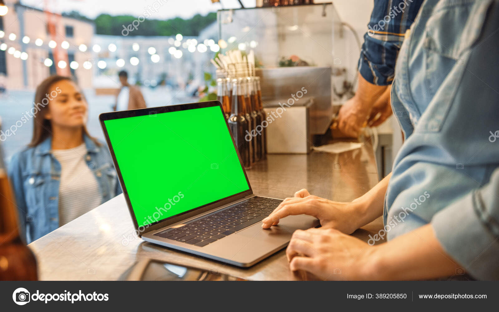 Laptop počítač se zelenou obrazovkou Mock Up Screen je umístěn na pultu ...