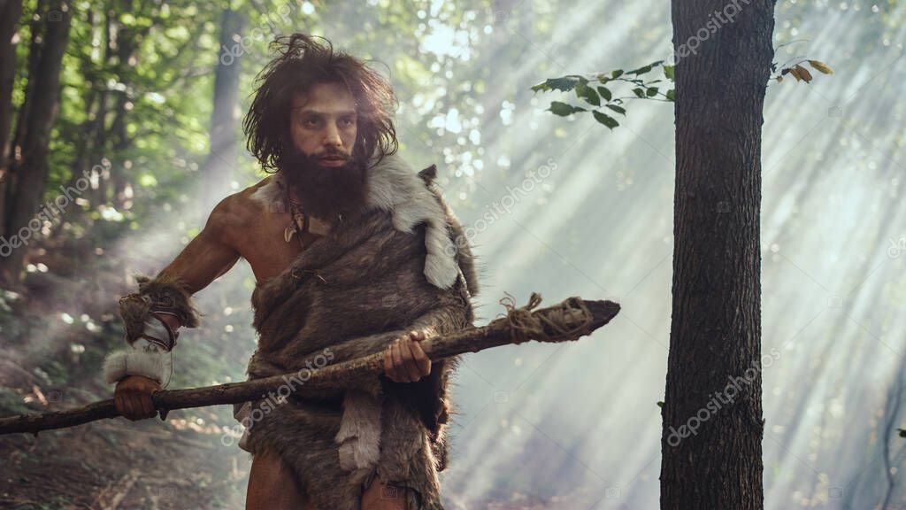 Retrato del cavernícola primitivo con piel de animal y piel de caza con ...