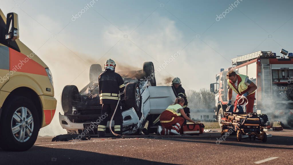 En la escena del accidente de tráfico: paramédicos y bomberos rescatan ...