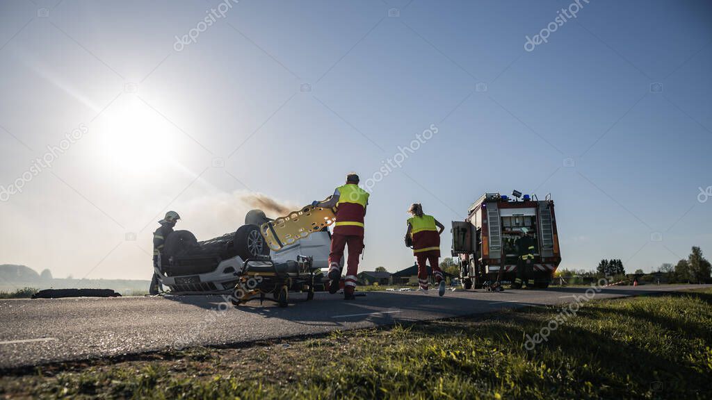 En la escena del accidente de tráfico: Equipo de paramédicos y bomberos ...