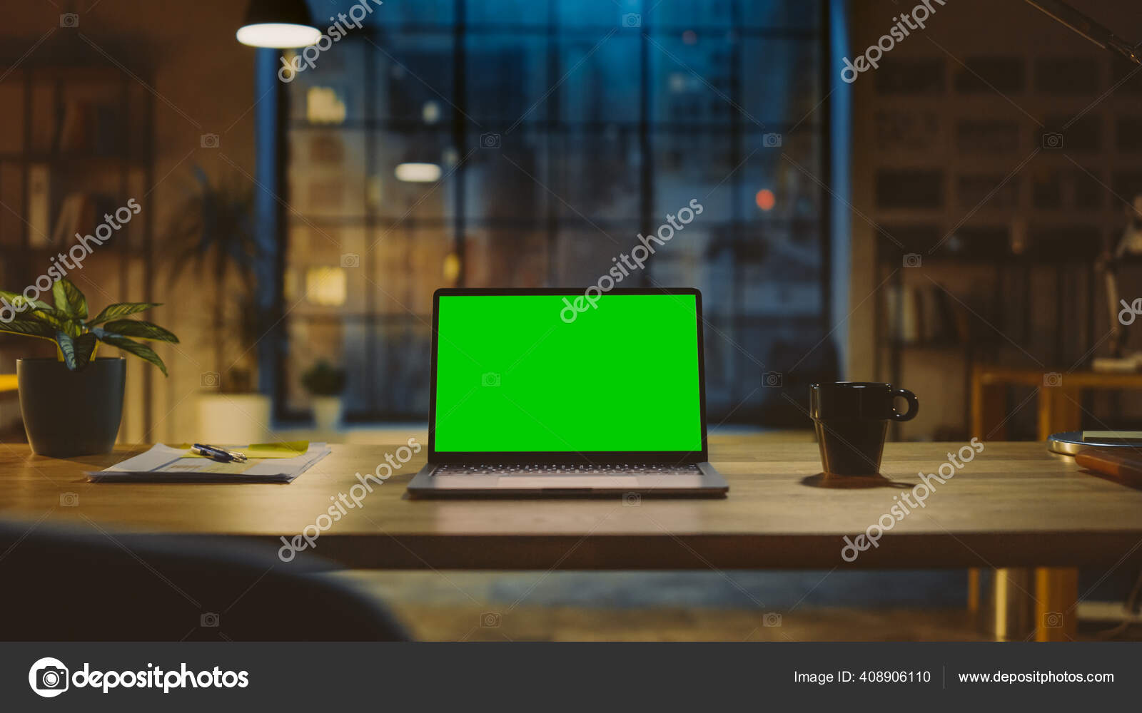 Laptop de tela verde Mock-up em pé sobre a mesa no escritório criativo ... Laptop de tela verde Mock-up em pé sobre a mesa no escritório criativo ...