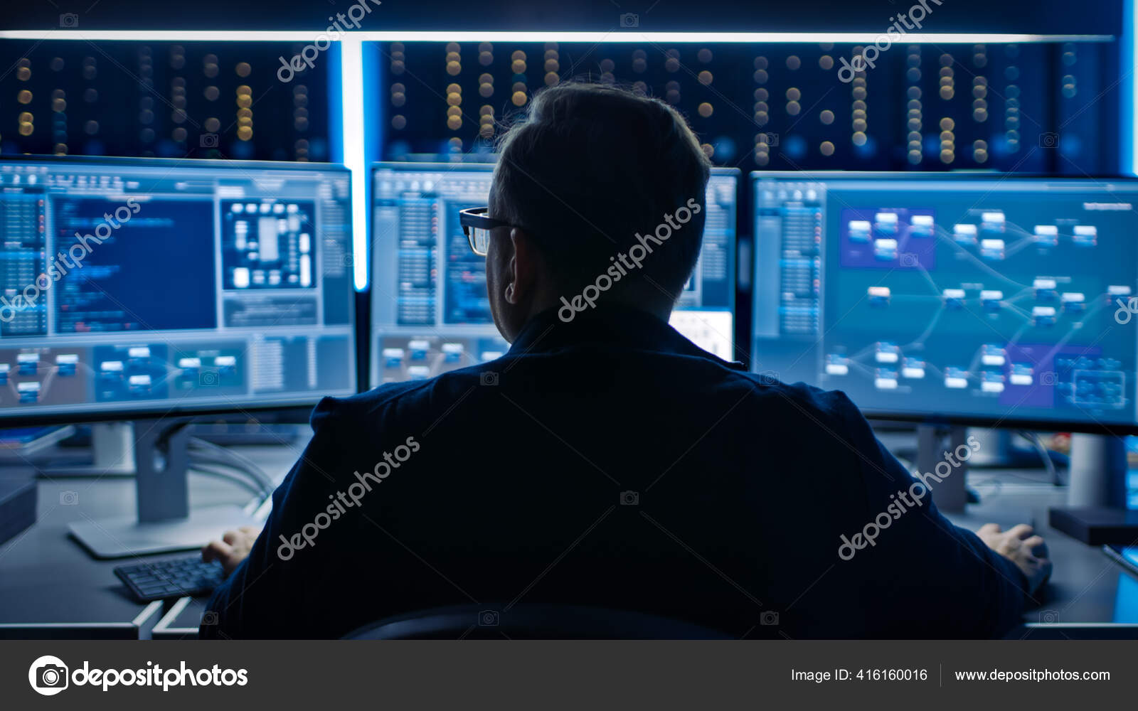 Profesionální programátor IT pracující v datovém centru na stolním ...