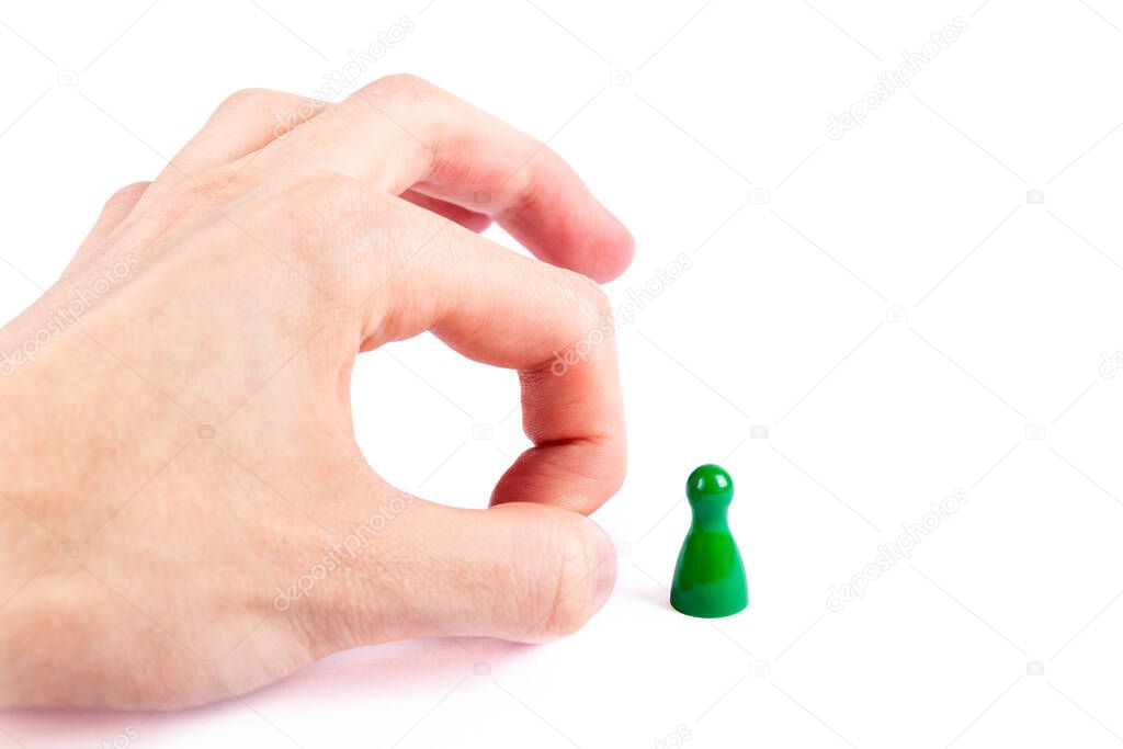 Mano apartando una pequeña pieza de juego, peón, gesto de dedo ...