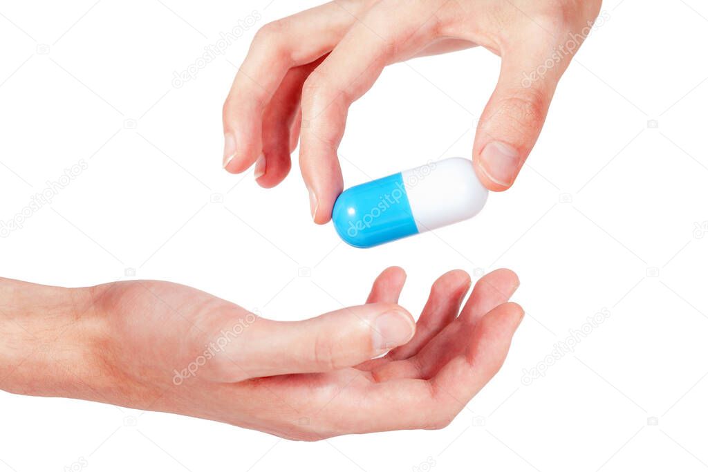 Mano sosteniendo una pastilla dándosela a alguien. Receta, medicamentos ...