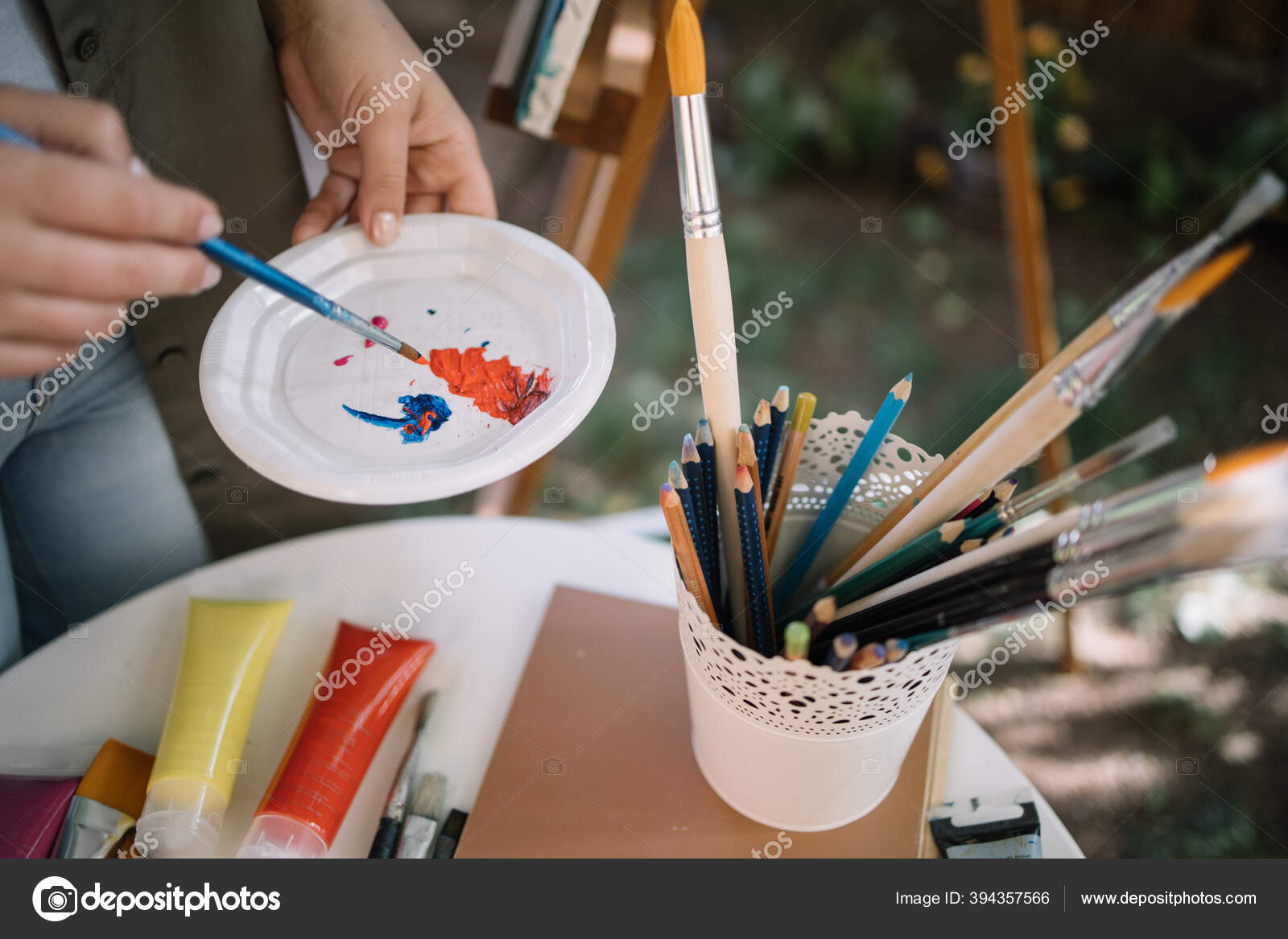 Cropped artist mixing paints in outdoor studio — Stock Photo © catalin ...