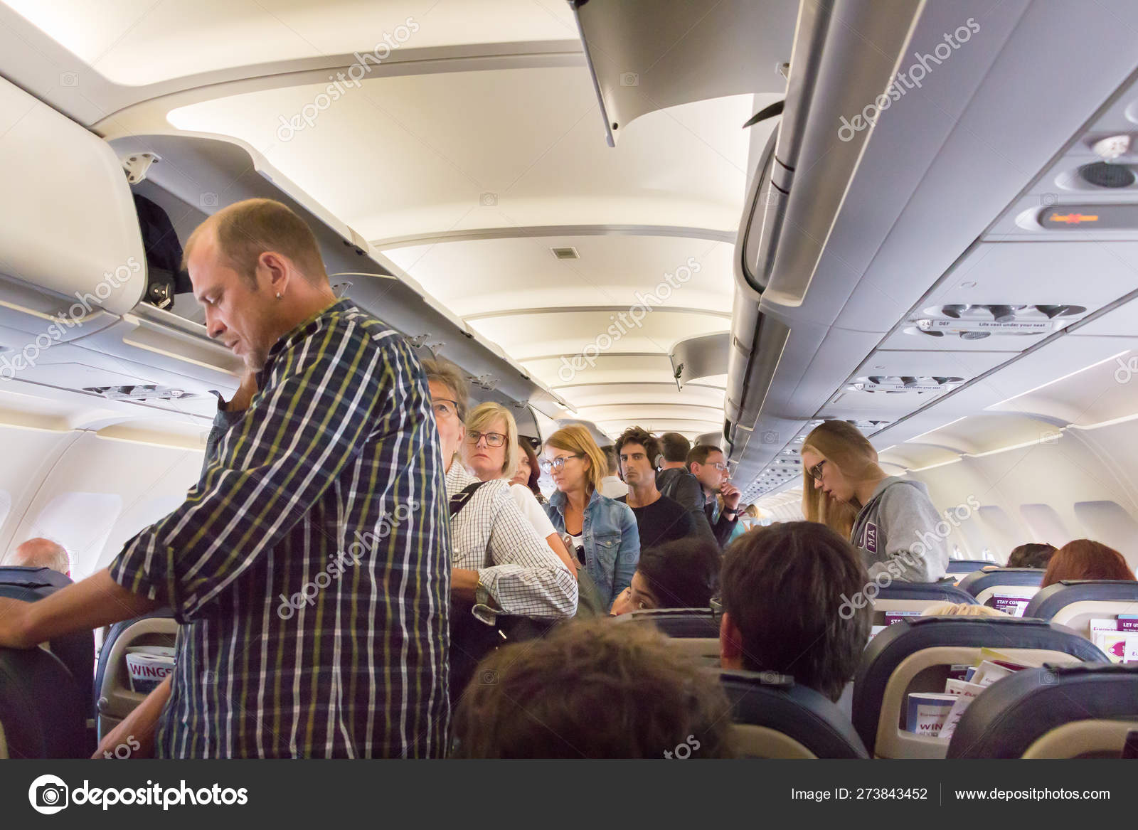 Passengers standing to disembark from an airplane. — Stock Editorial ...