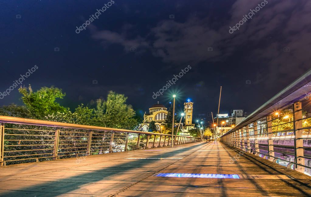 El puente de Pinios cruzando el río Peneios por la noche en Larissa 2022