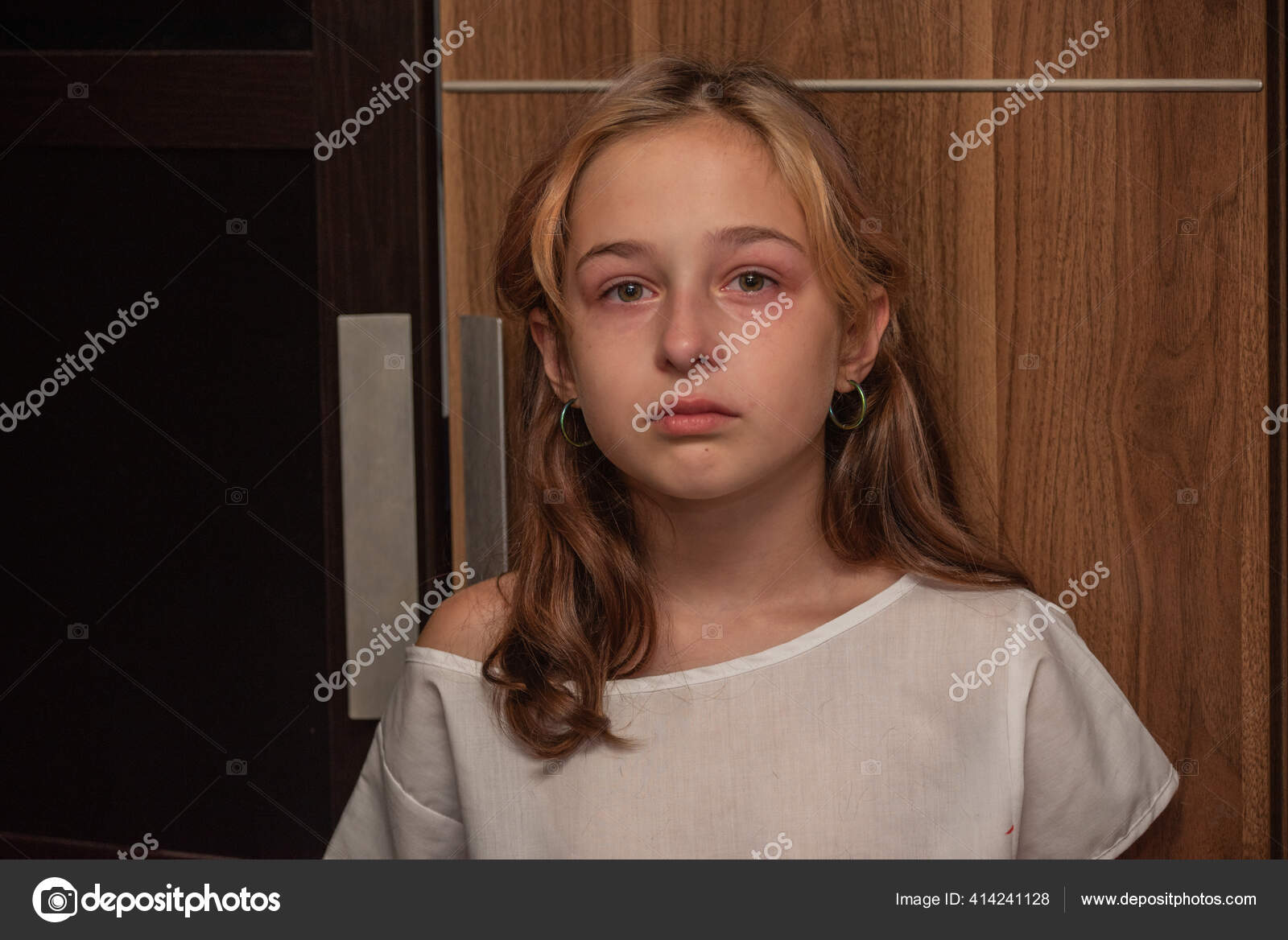 Petite Fille Triste Qui Pleure