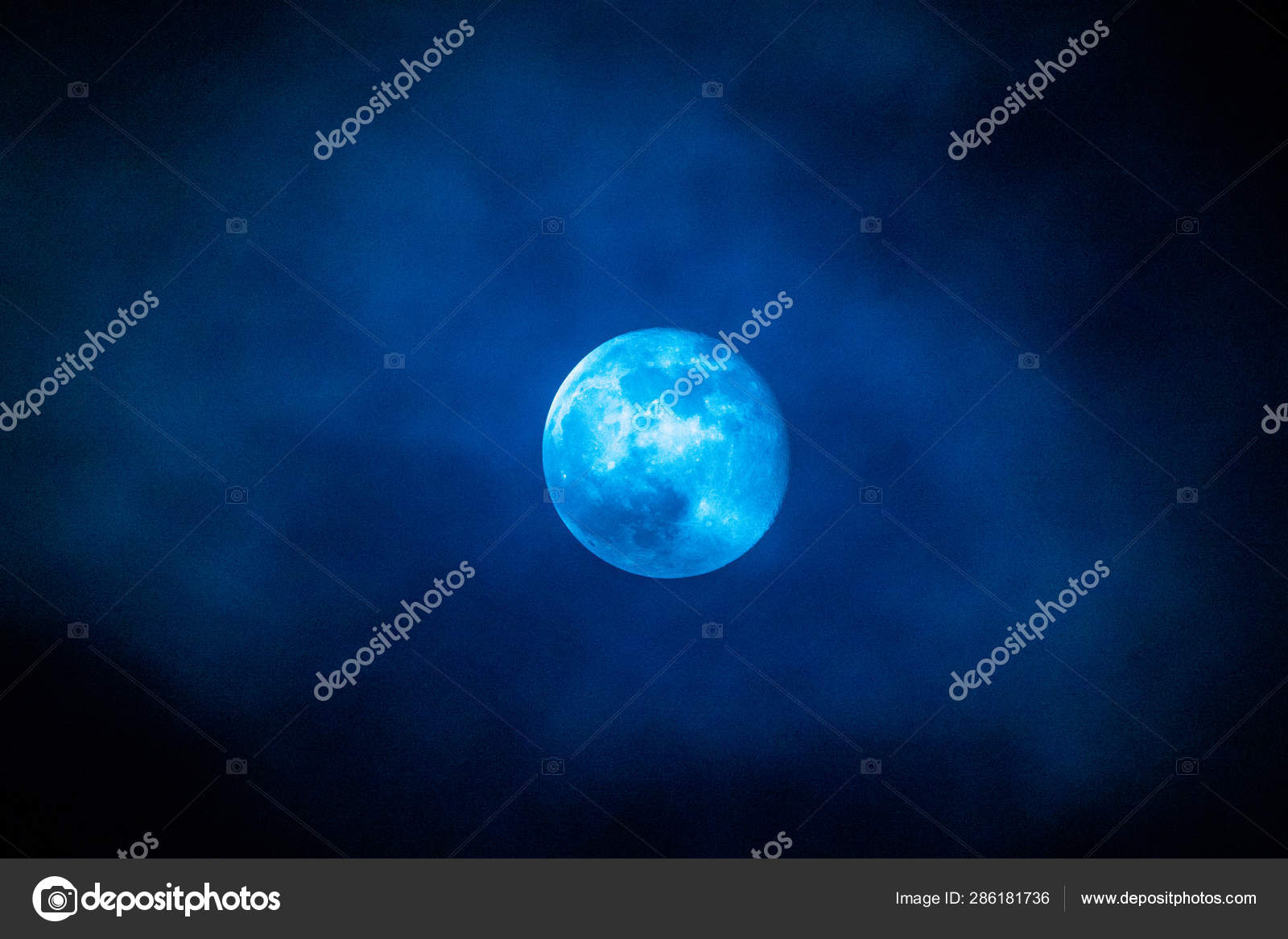 A blue full moon with clouds in february 2019 — Stock Photo © TeleMakro ...