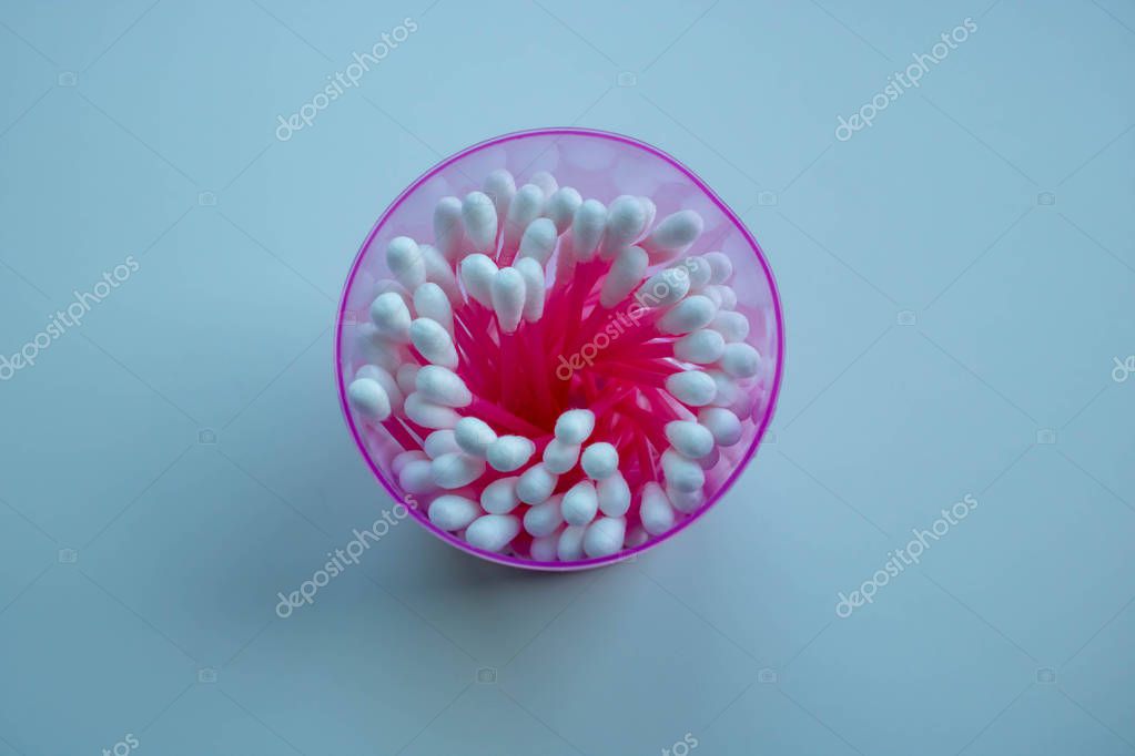 bastones para limpiar las orejas sobre fondo blanco, cuidado, higiene ...