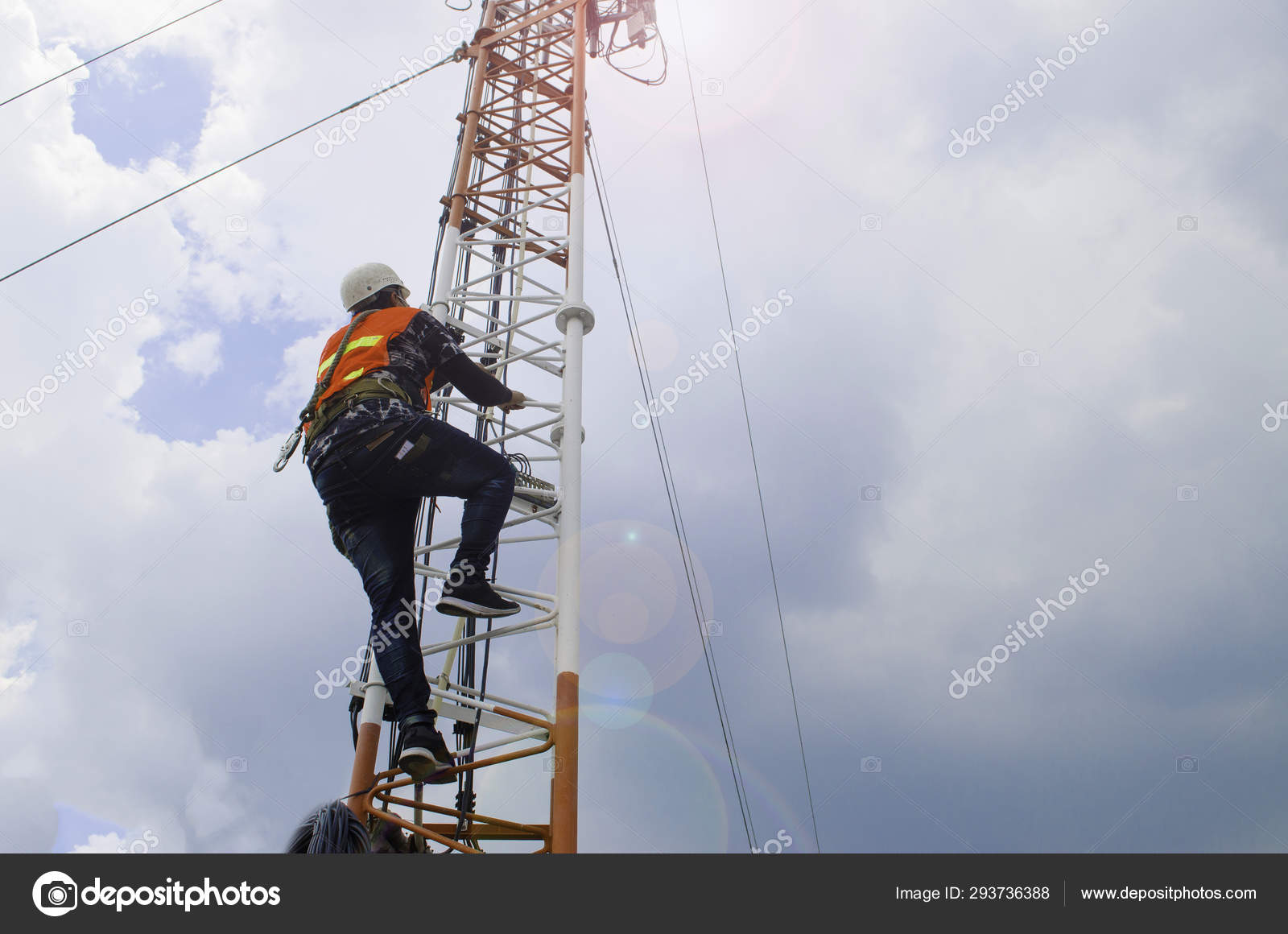 Orang Yang Bekerja Pada Menara Tinggi Atau Tiang Telekomunikasi Bekerja ...