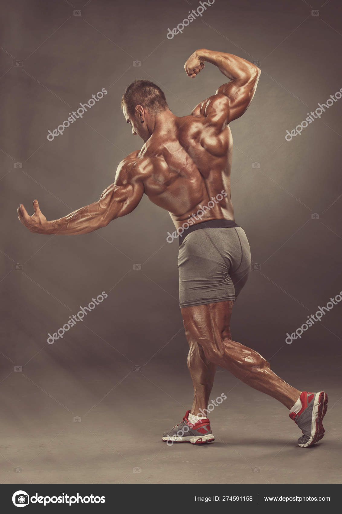 Muscular Men Flexing Muscles yang kuat dari Back. Dia menunjukkan ...
