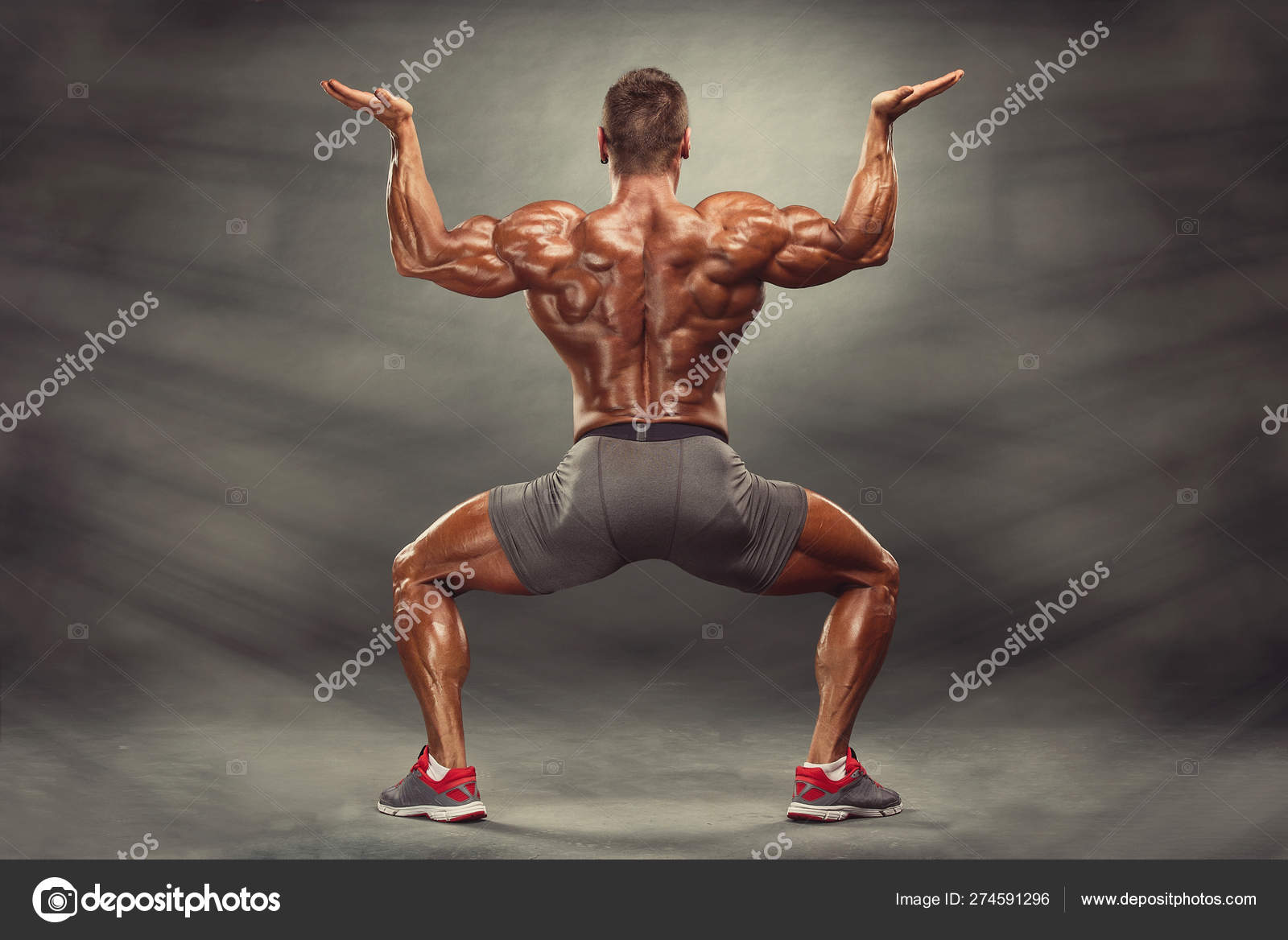Sterke gespierde mannen die spieren van achteren buigen. Hij toont ...