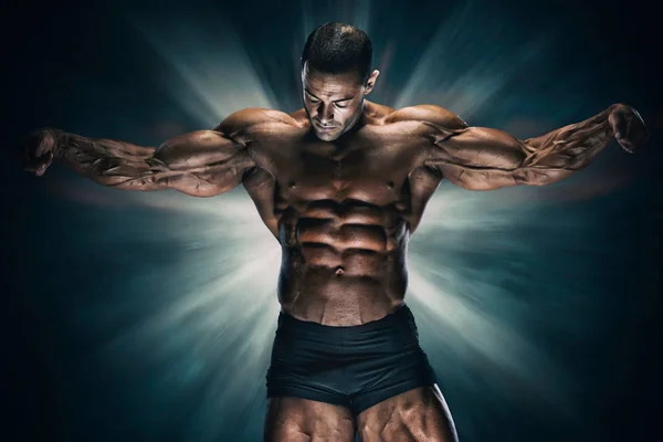 Muscular Men Flexing Muscles yang kuat dari Back. Dia menunjukkan ...