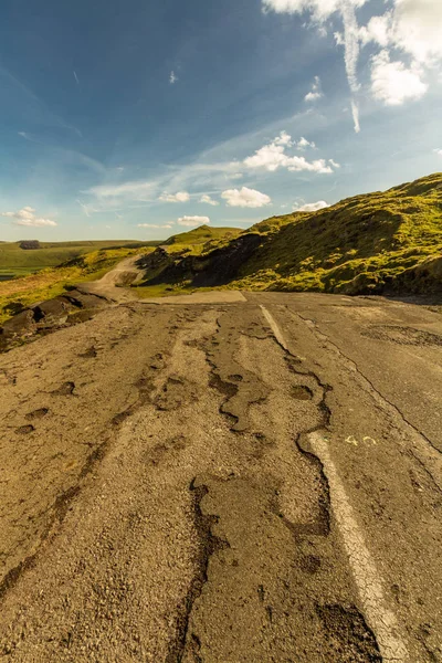 Camino cerrado y destruido por deslizamiento de tierra, A625. Mam Tor ...