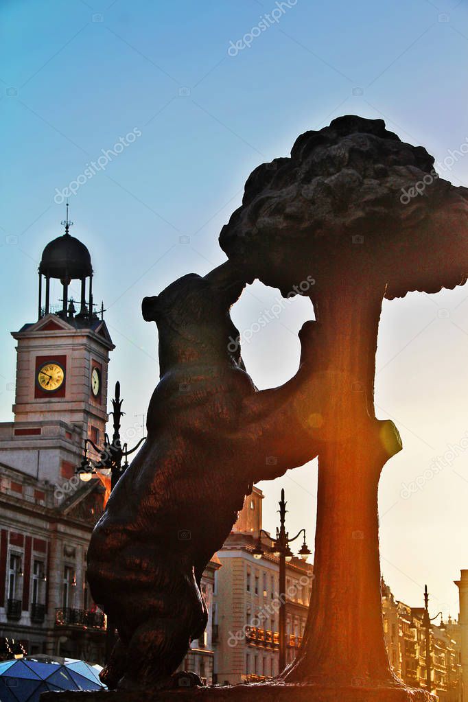 Madrid, España - 16 de marzo de 2017 - Estatua del oso y la fresa ...