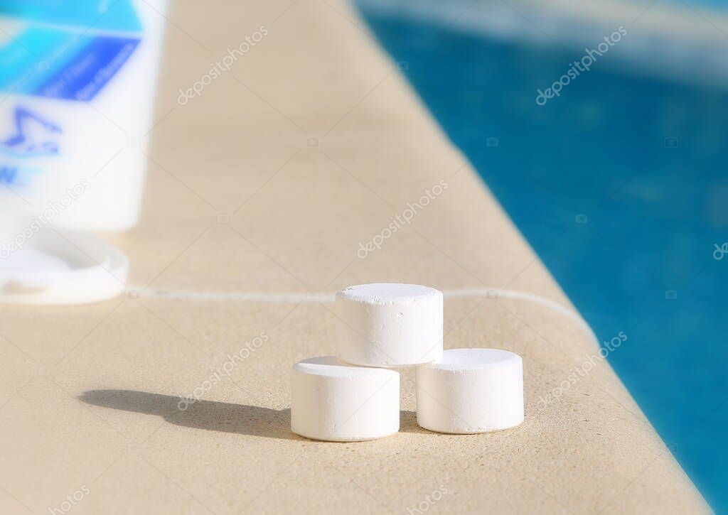 Mini tableta de cloro blanco en la mano de un trabajador de servicios ...