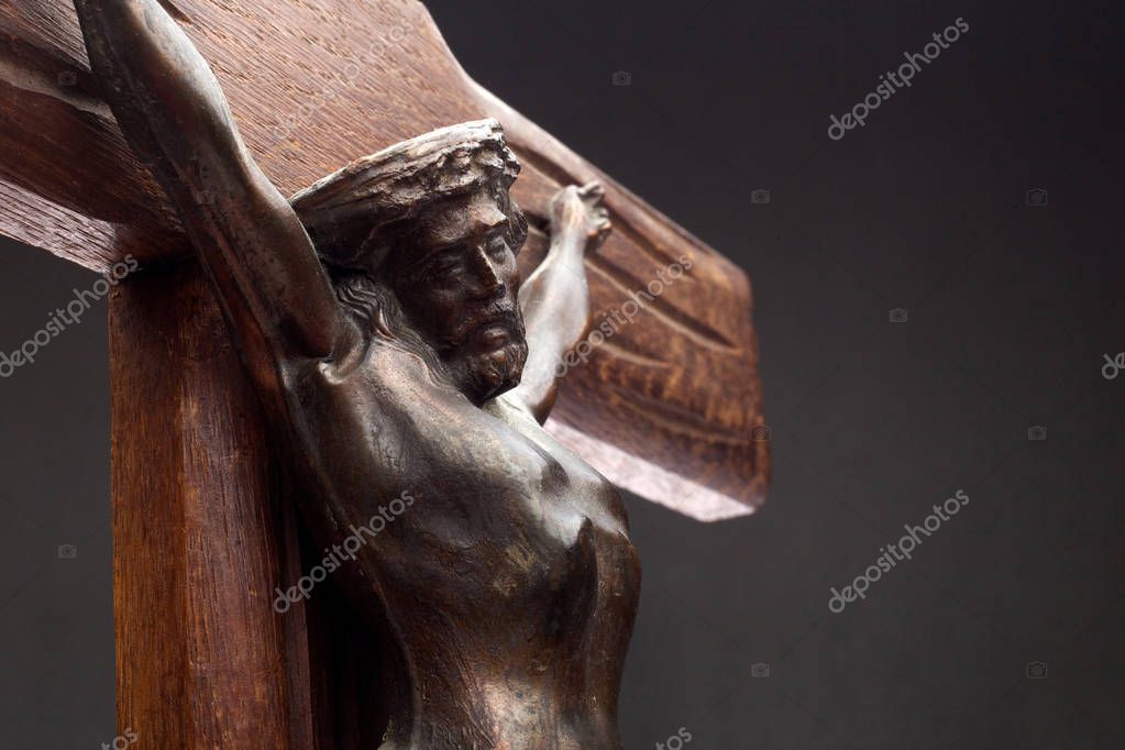Una estatua tallada en madera de la Crucifixión de Jesucristo 2023