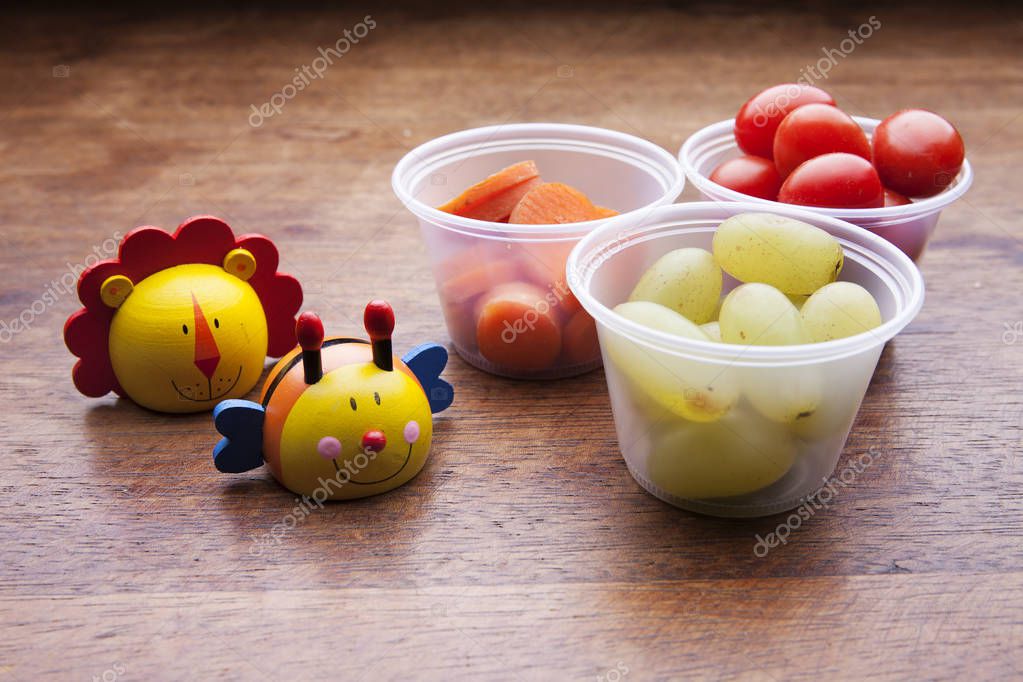 Almuerzo escolar snacks para niños sobre fondo de madera. De vuelta a ...