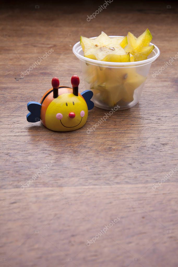 Almuerzo escolar snacks para niños sobre fondo de madera. De vuelta a ...