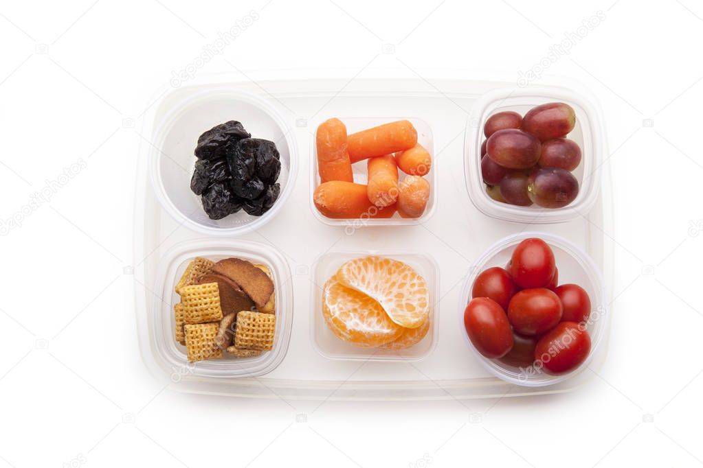 Almuerzo escolar snacks para niños sobre fondo blanco. De vuelta a la ...