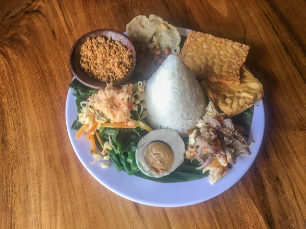 Java comida tradicional nasi tumpeng o indonesia nasi campur o arroz ...