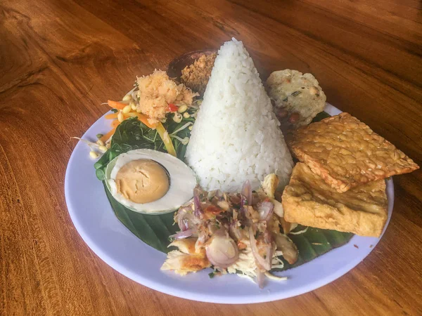 Java comida tradicional nasi tumpeng o indonesia nasi campur o arroz mixto con arroz tumpeng ...