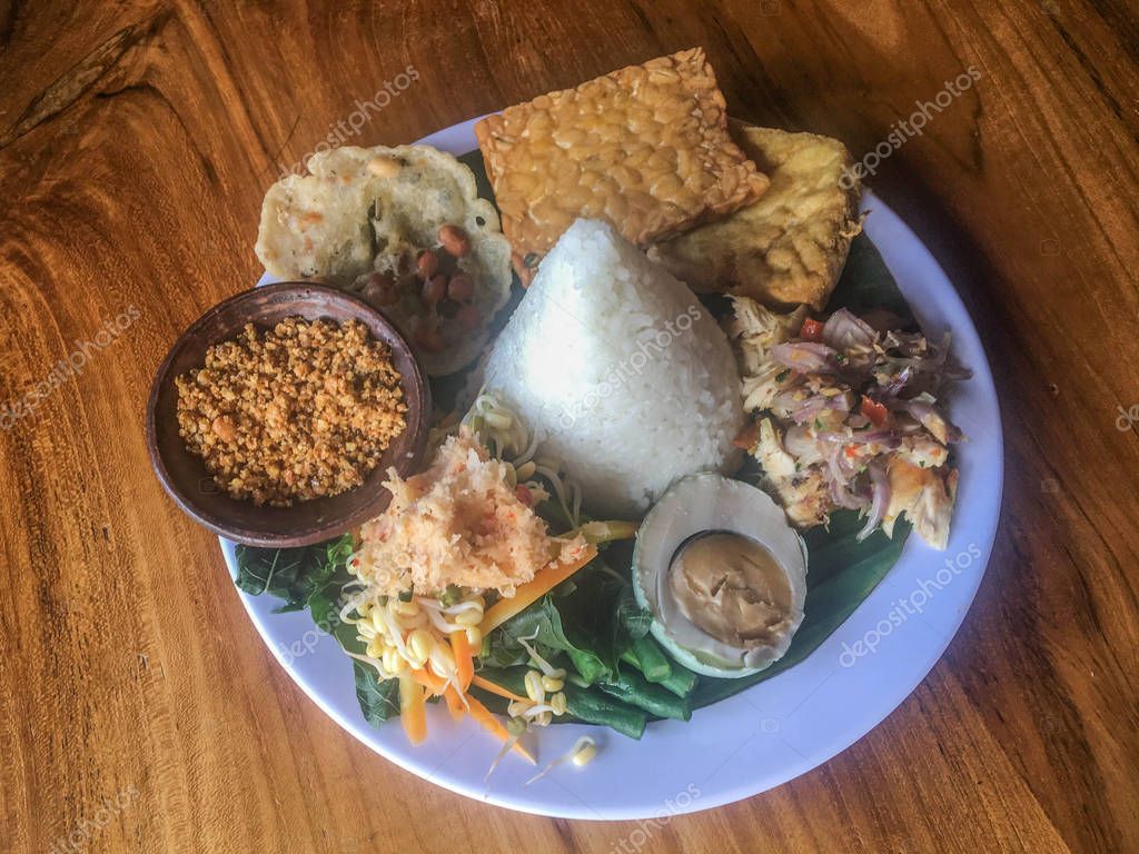 Java comida tradicional nasi tumpeng o indonesia nasi campur o arroz ...