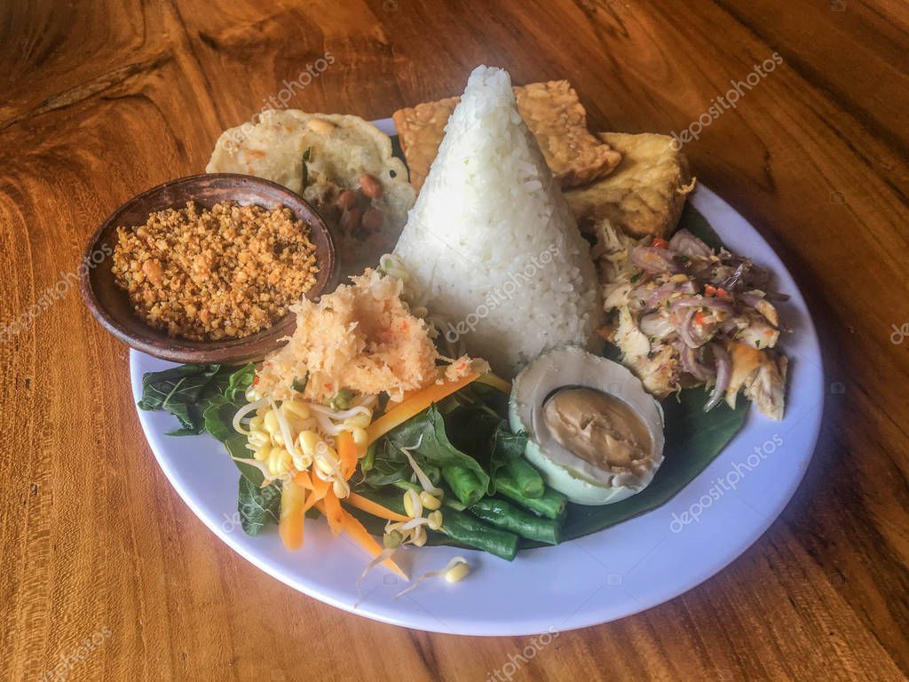 Java comida tradicional nasi tumpeng o indonesia nasi campur o arroz ...
