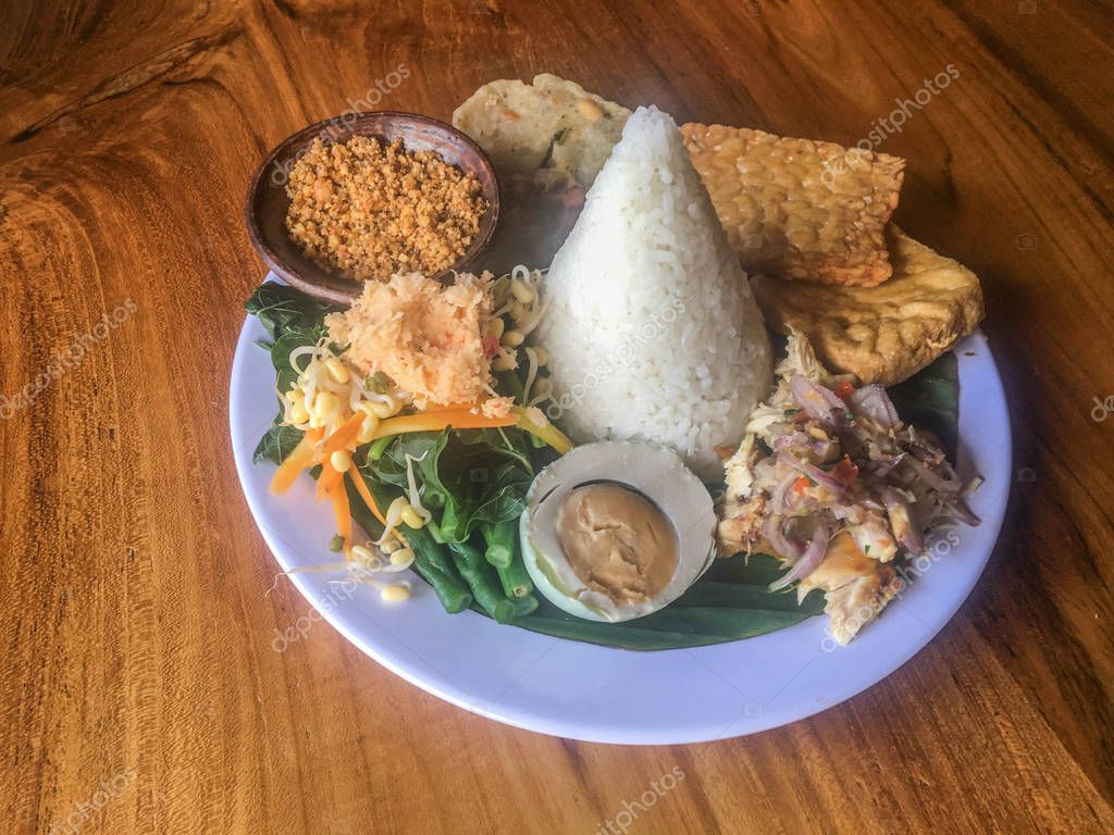 Java comida tradicional nasi tumpeng o indonesia nasi campur o arroz ...