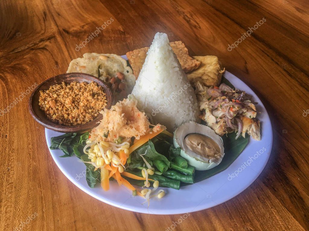 Java comida tradicional nasi tumpeng o indonesia nasi campur o arroz mixto con arroz tumpeng ...