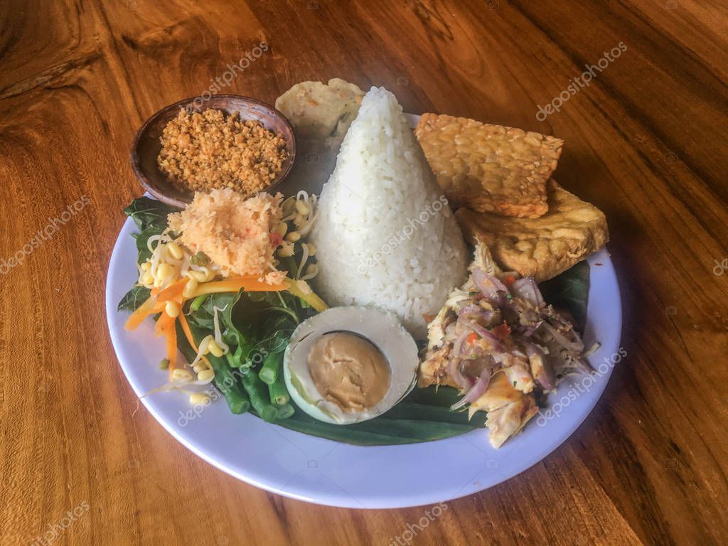 Java comida tradicional nasi tumpeng o indonesia nasi campur o arroz ...