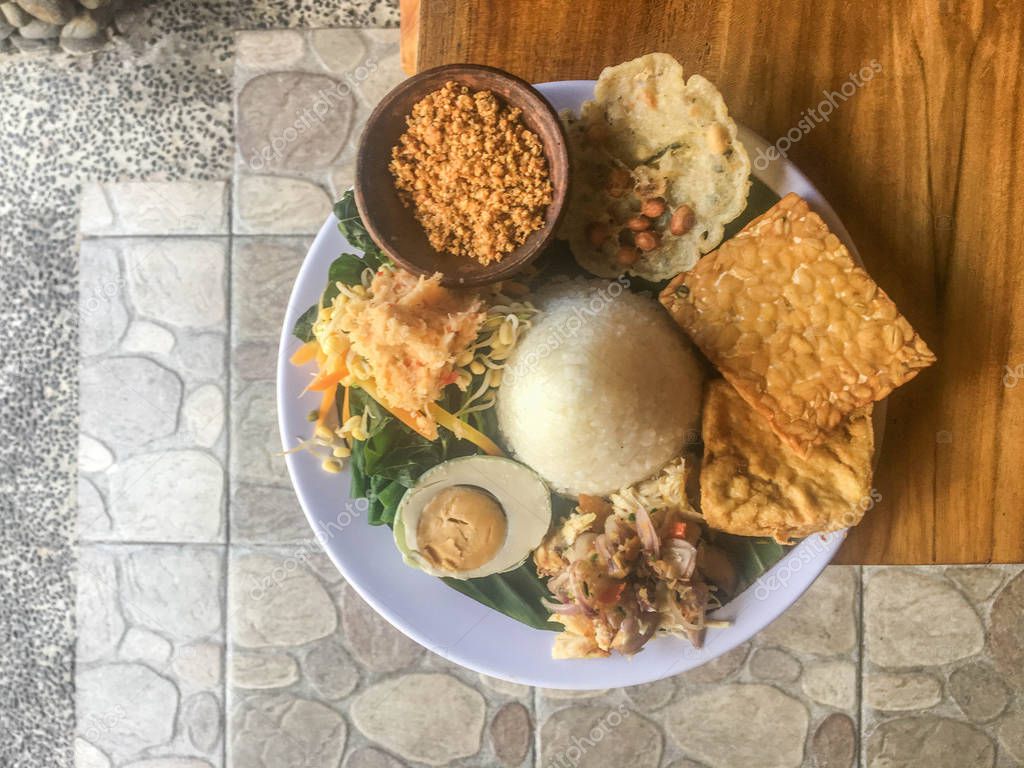 Java comida tradicional nasi tumpeng o indonesia nasi campur o arroz mixto con arroz tumpeng ...