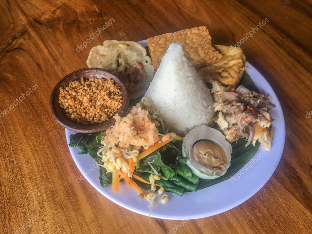 Java comida tradicional nasi tumpeng o indonesia nasi campur o arroz ...