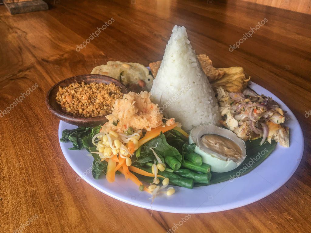 Java comida tradicional nasi tumpeng o indonesia nasi campur o arroz ...