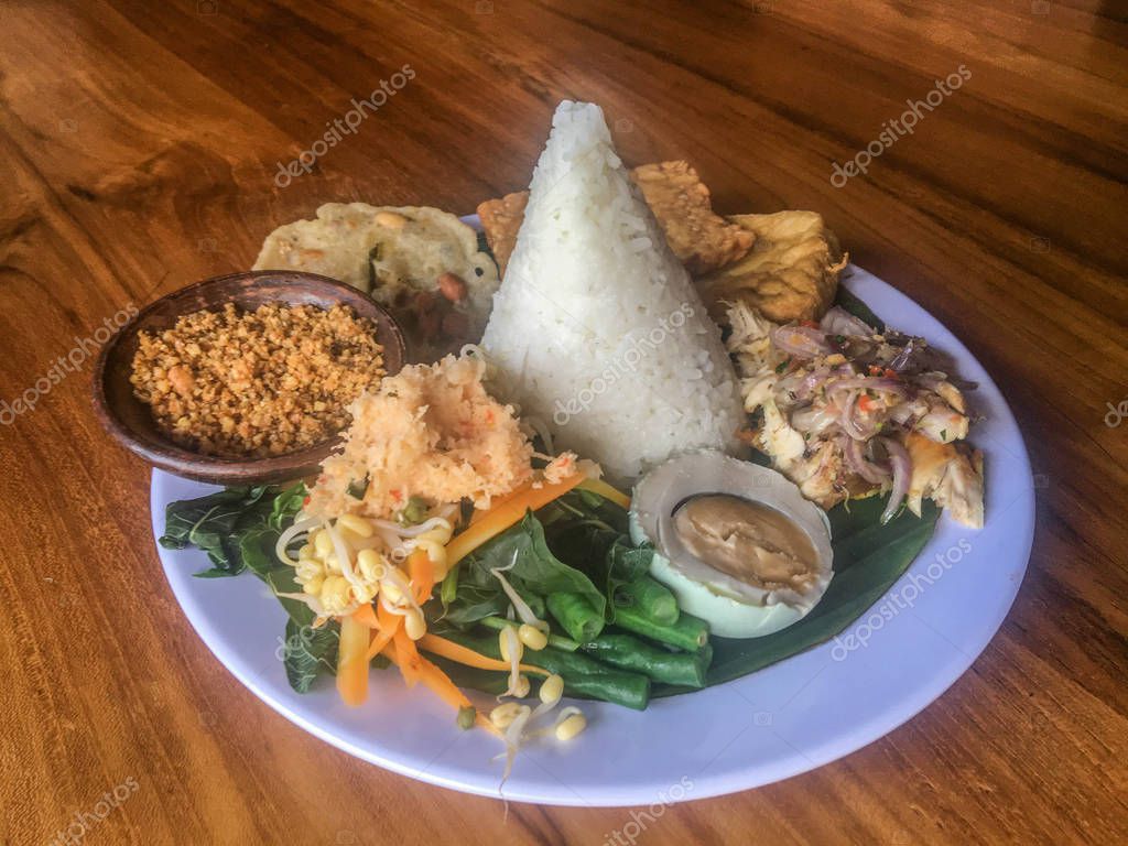 Java comida tradicional nasi tumpeng o indonesia nasi campur o arroz ...