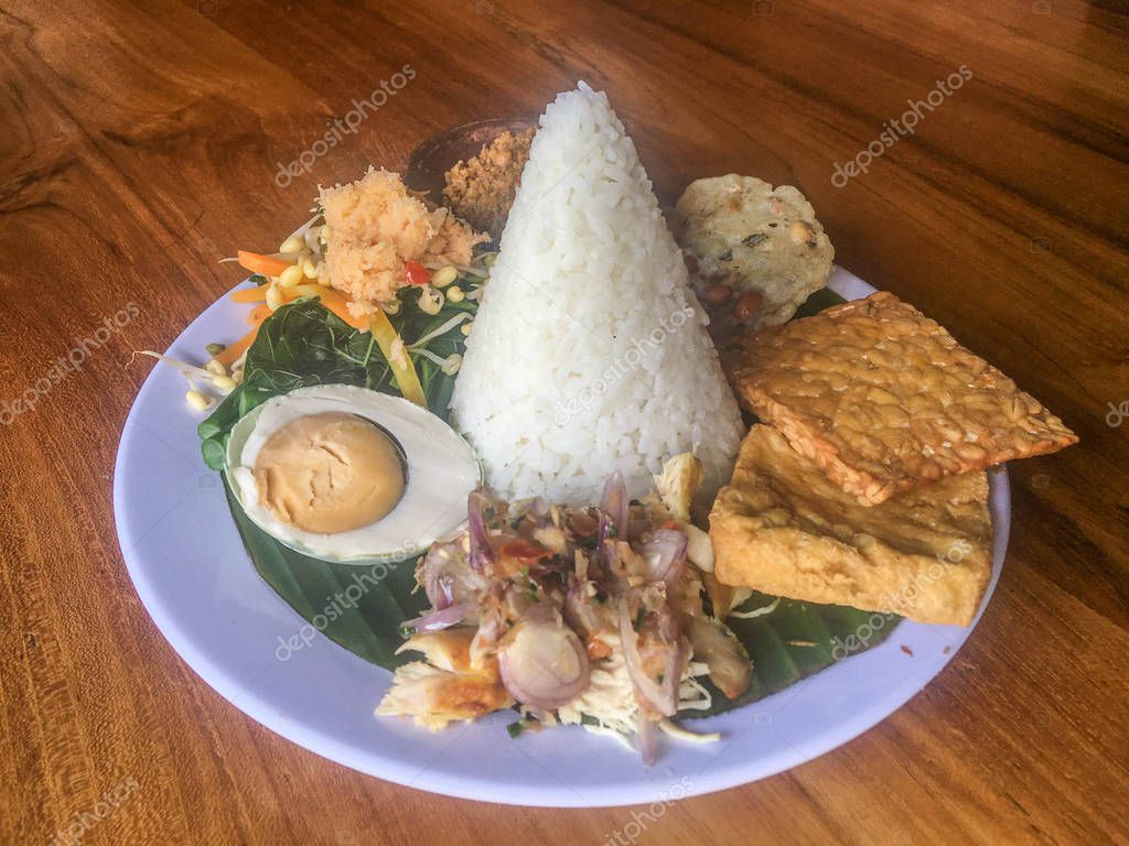 Java comida tradicional nasi tumpeng o indonesia nasi campur o arroz ...