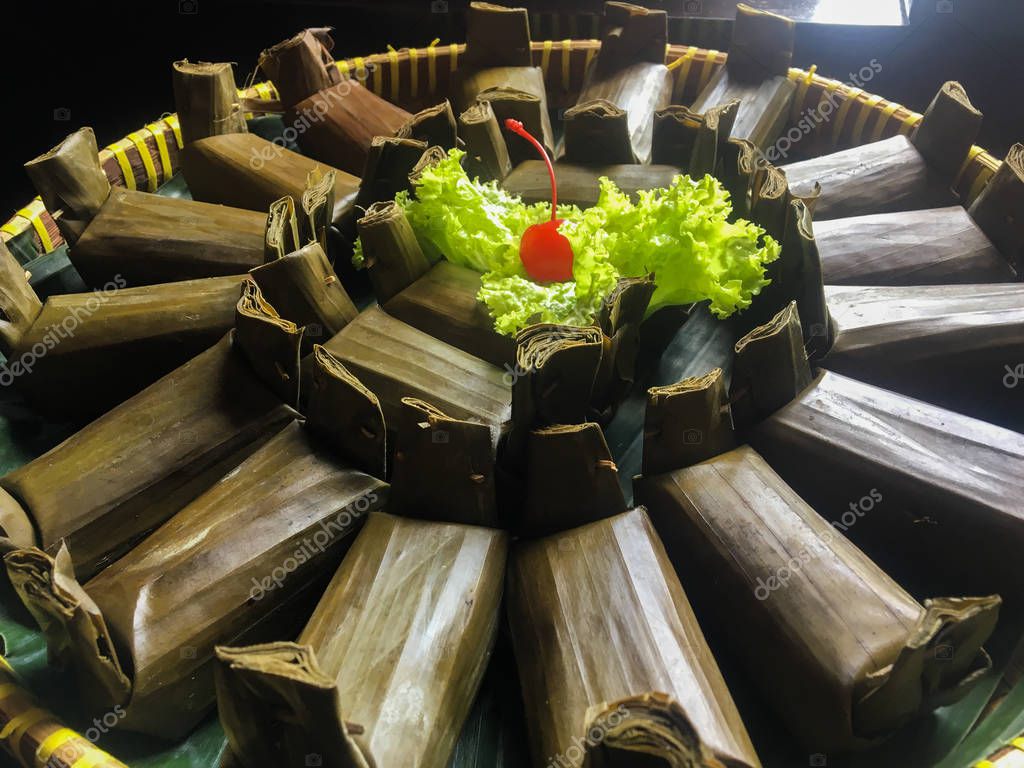 arem-arem comida tradicional de java. Arem-arem hecho de torta de arroz ...