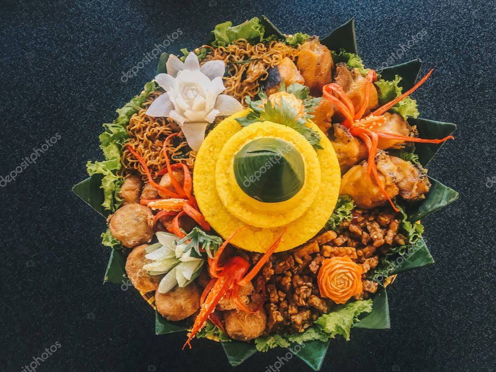Nasi Tumpeng Nusantara, Java comida tradicional. arroz amarillo con ...