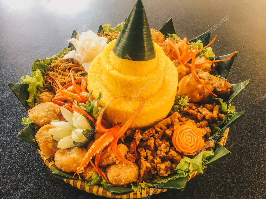 Nasi Tumpeng Nusantara, Java comida tradicional. arroz amarillo con ...