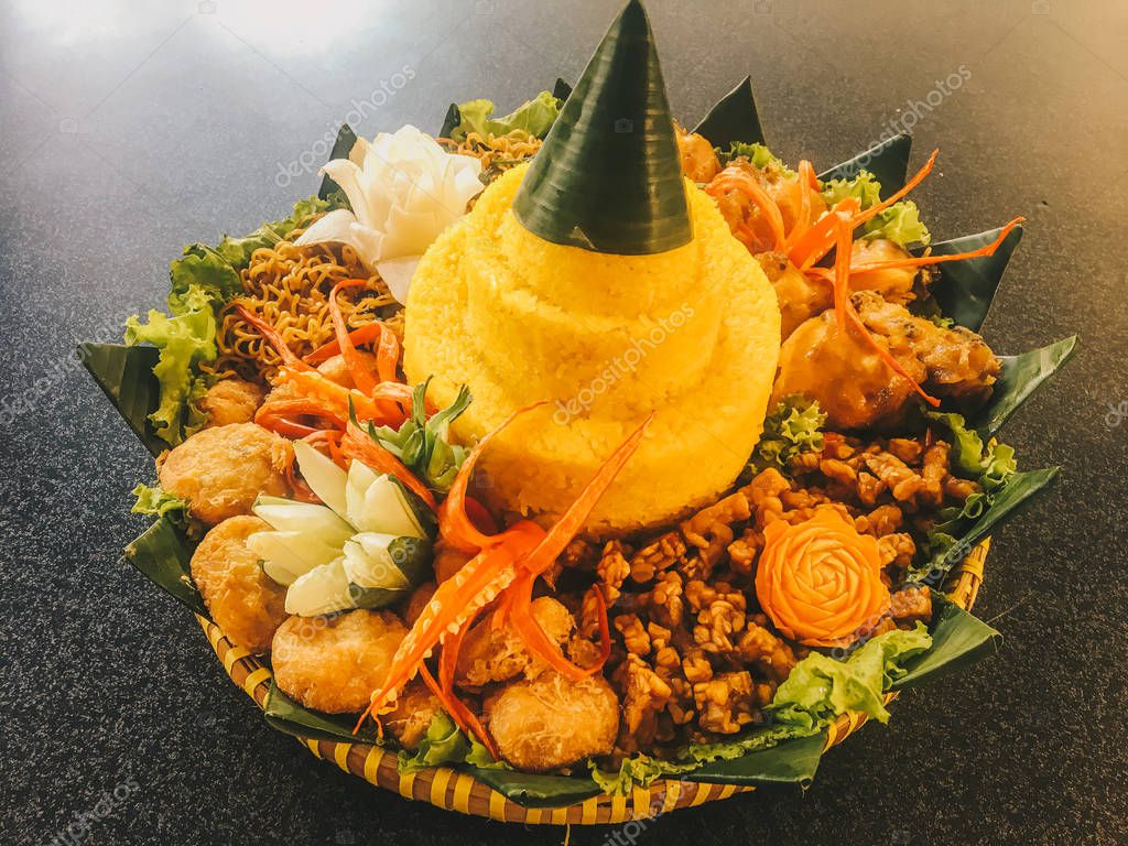Nasi Tumpeng Nusantara, Java comida tradicional. arroz amarillo con ...