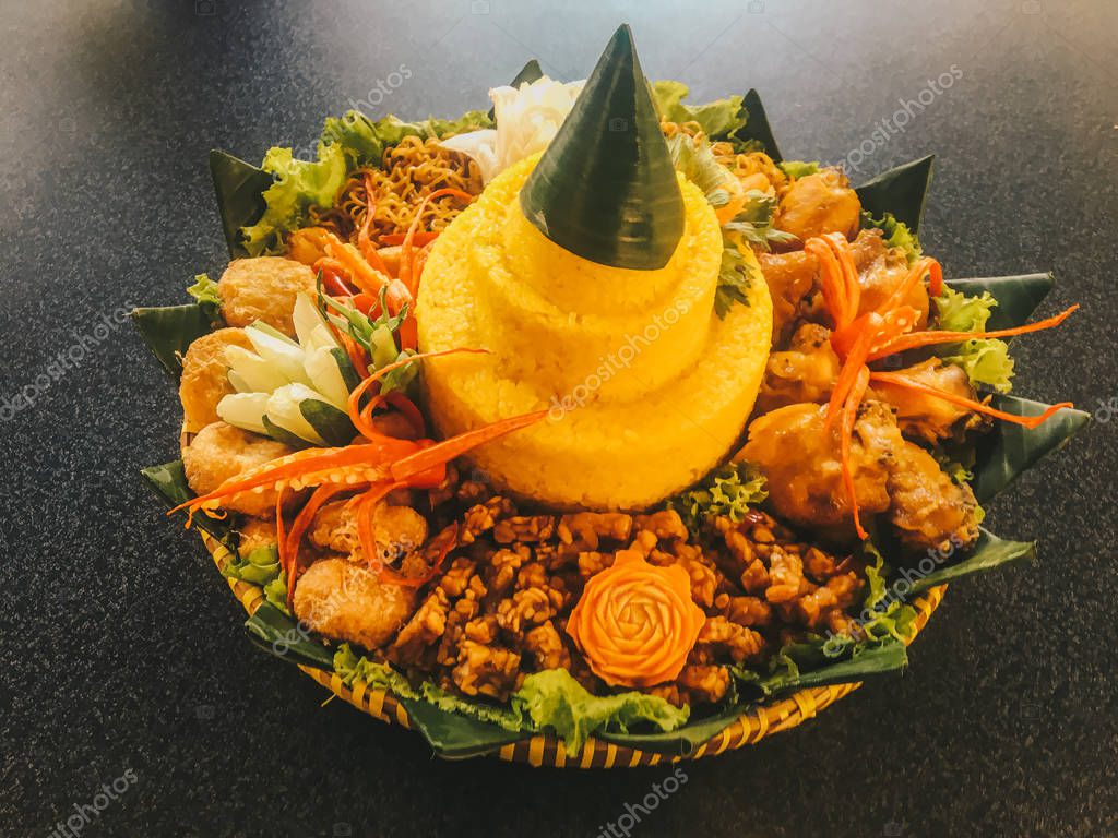 Nasi Tumpeng Nusantara, Java comida tradicional. arroz amarillo con ...